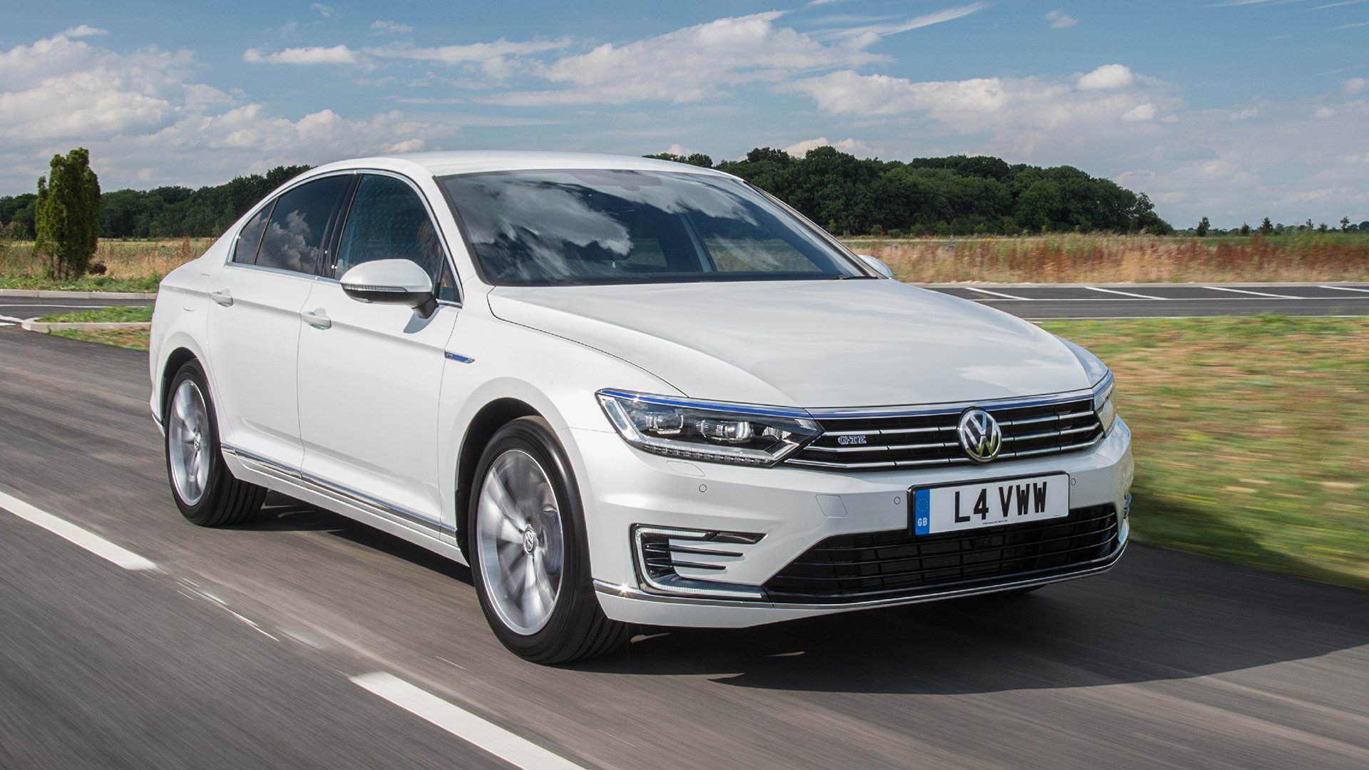 New Volkswagen Passat GTE plug-in hybrid now on sale | Autotrader