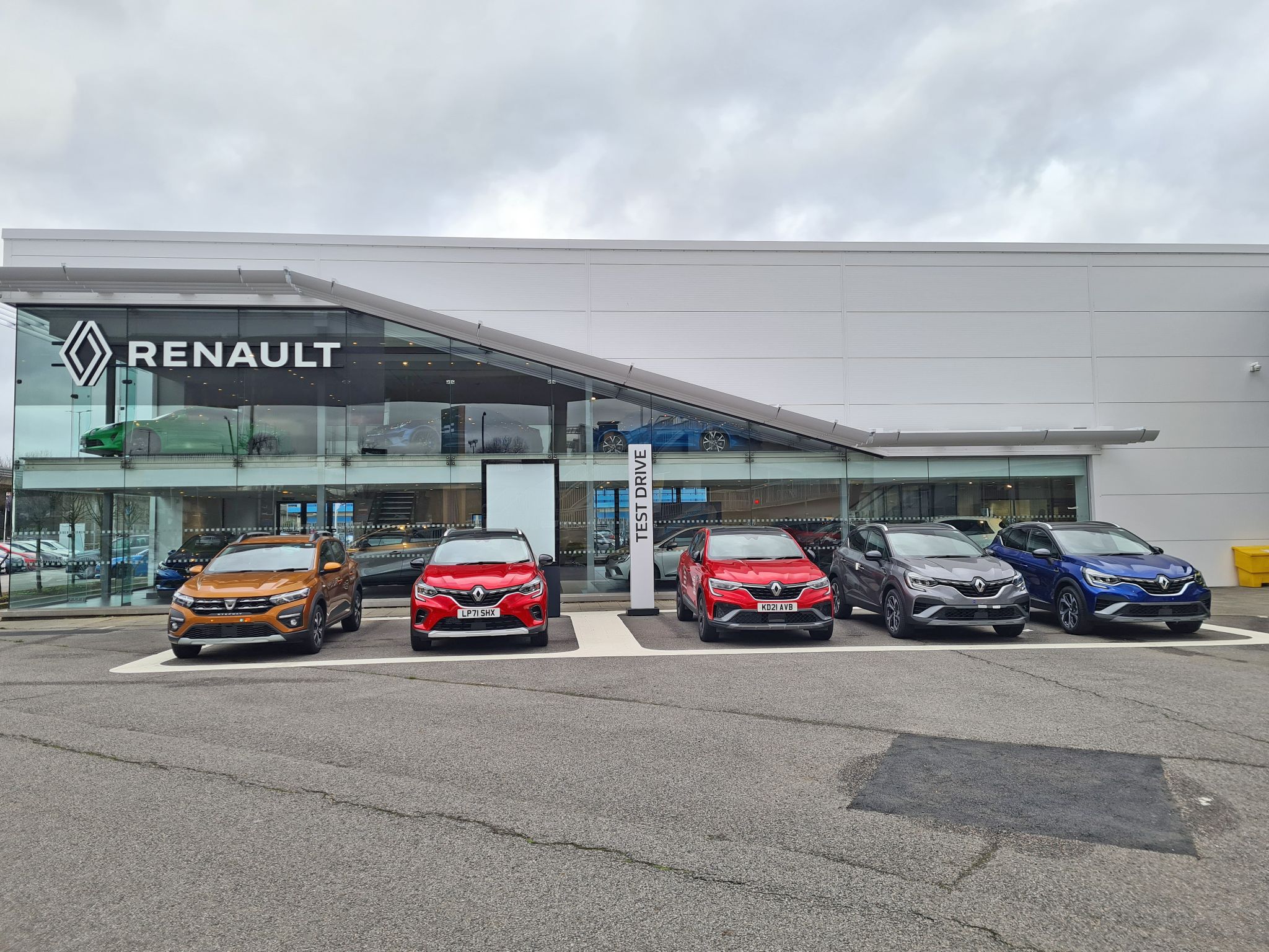 Renault Staples Corner | Car dealership in Cricklewood | AutoTrader