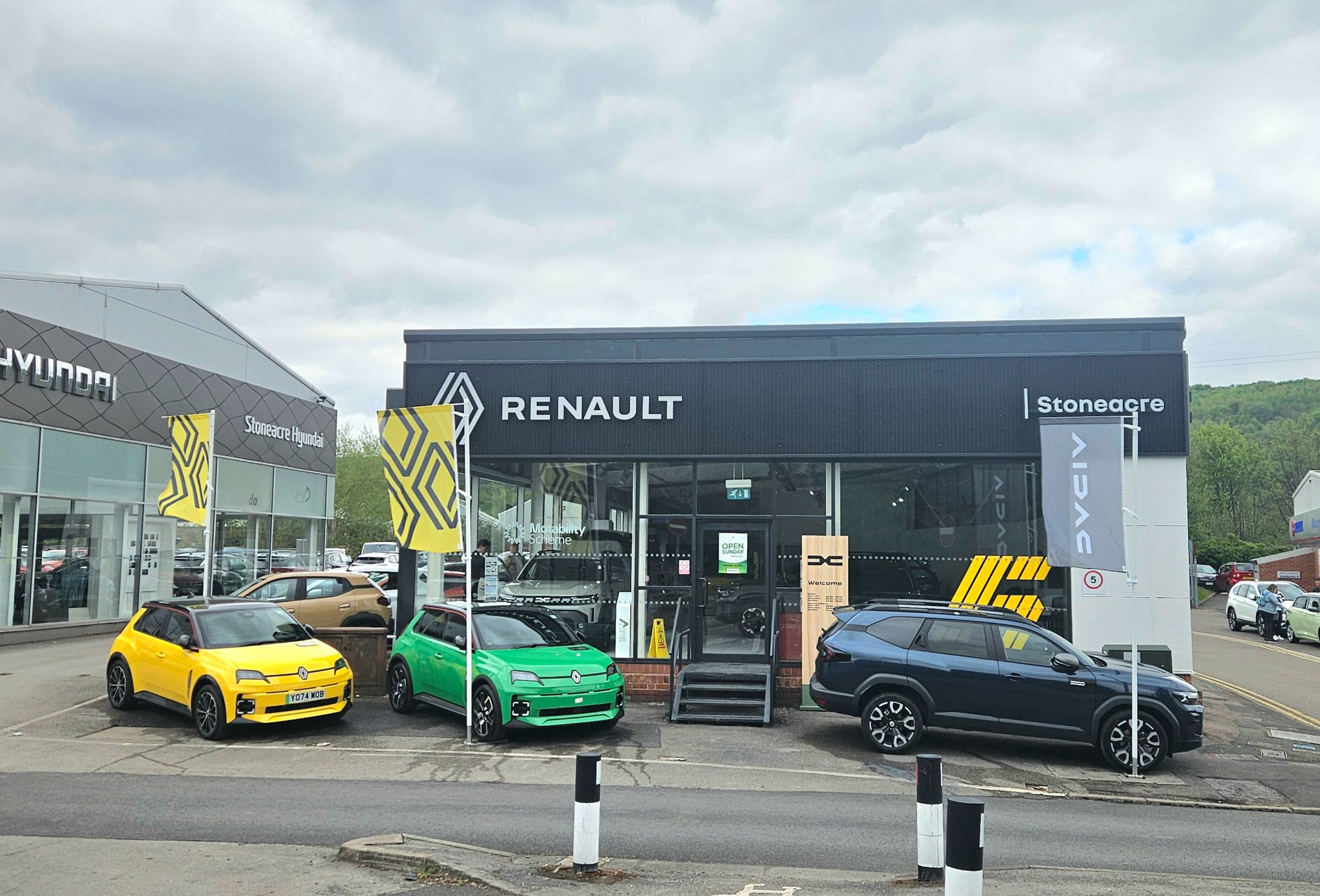 Stoneacre Sheffield Renault | Car dealership in Sheffield | AutoTrader