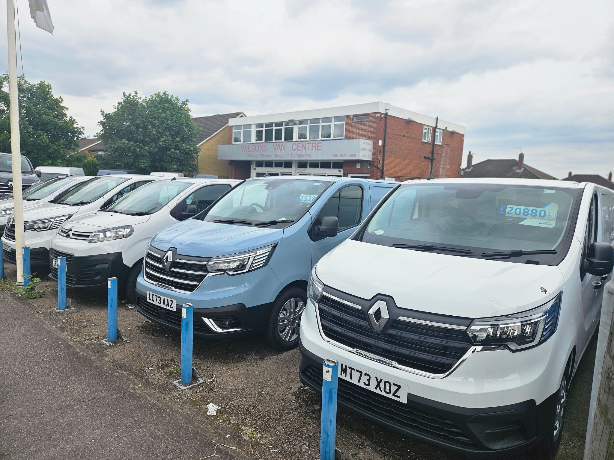 Loads Of Vans Surrey | Van dealership in Sutton | Autotrader