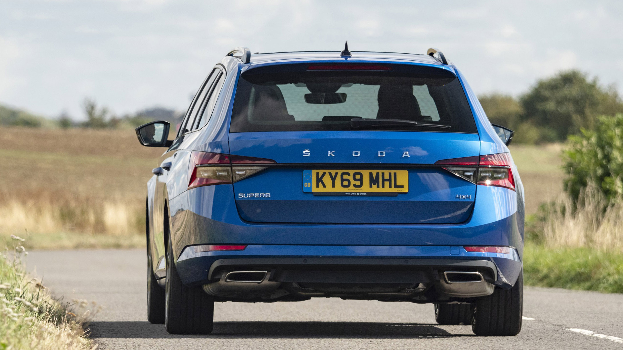 SKODA Superb Review & Prices 2023 | AutoTrader UK