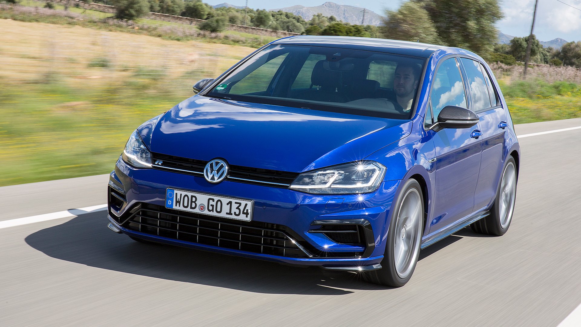 Volkswagen Golf R hatchback (2017 - ) review | AutoTrader