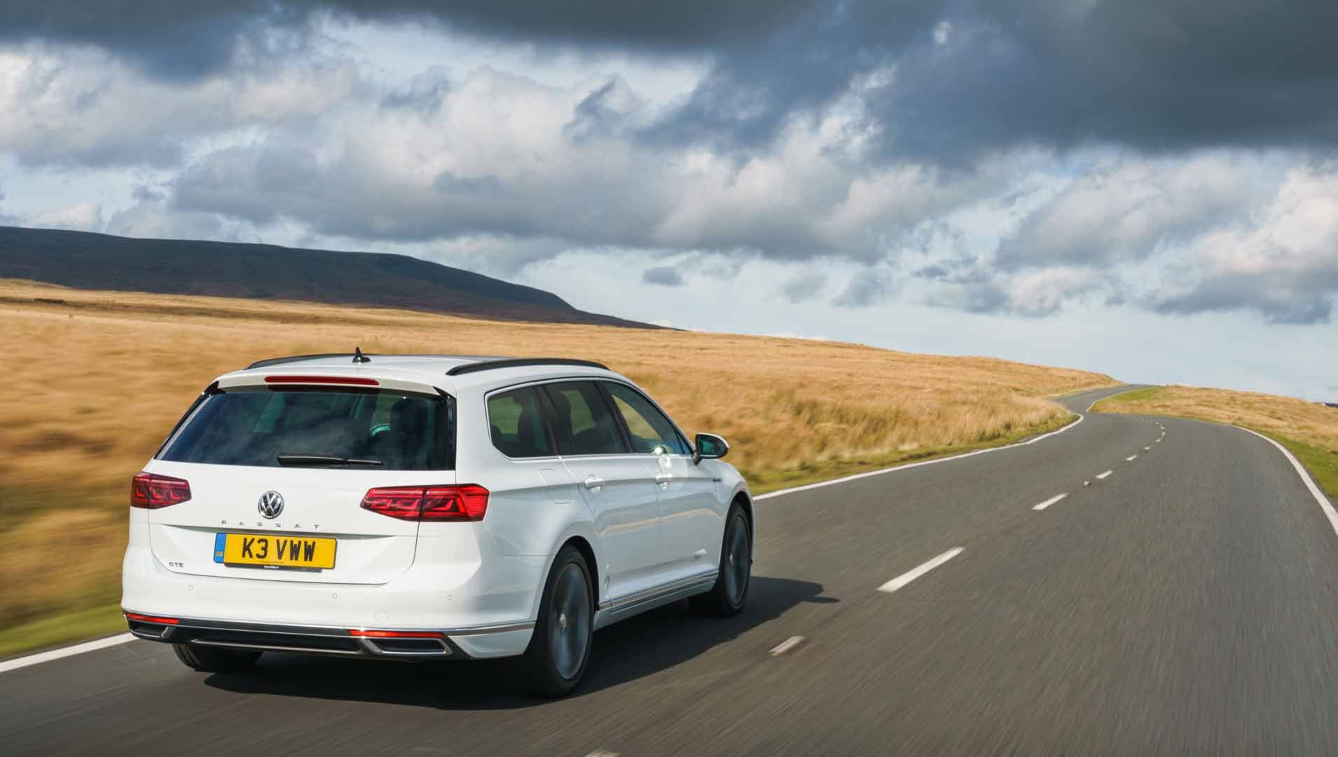 Volkswagen Passat Review & Prices 2023 | AutoTrader UK
