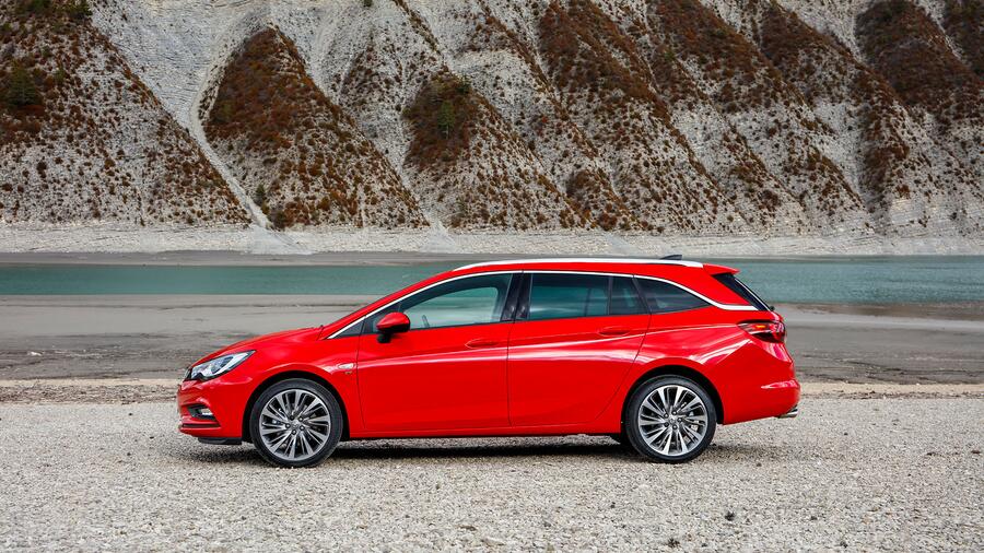 Vauxhall Astra Estate (2015 - ) review | Auto Trader UK
