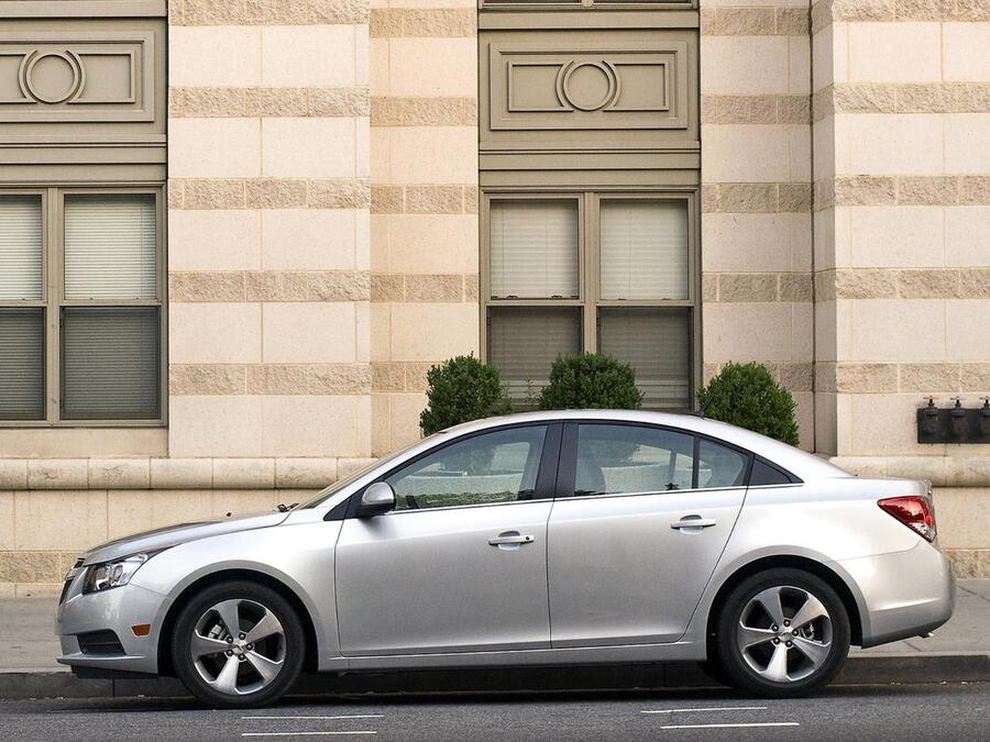 Chevrolet Cruze saloon (2009 – 2014) review | Auto Trader UK