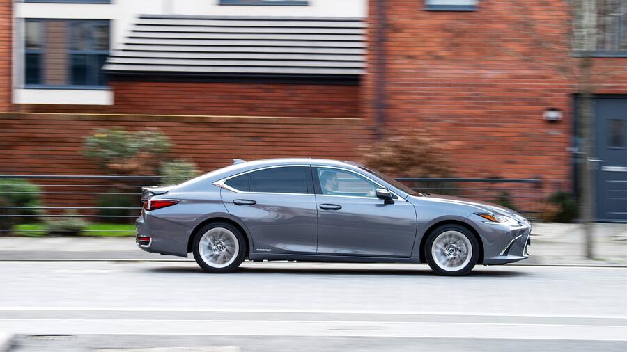 Lexus ES 300h saloon (2019 - ) review | Auto Trader UK