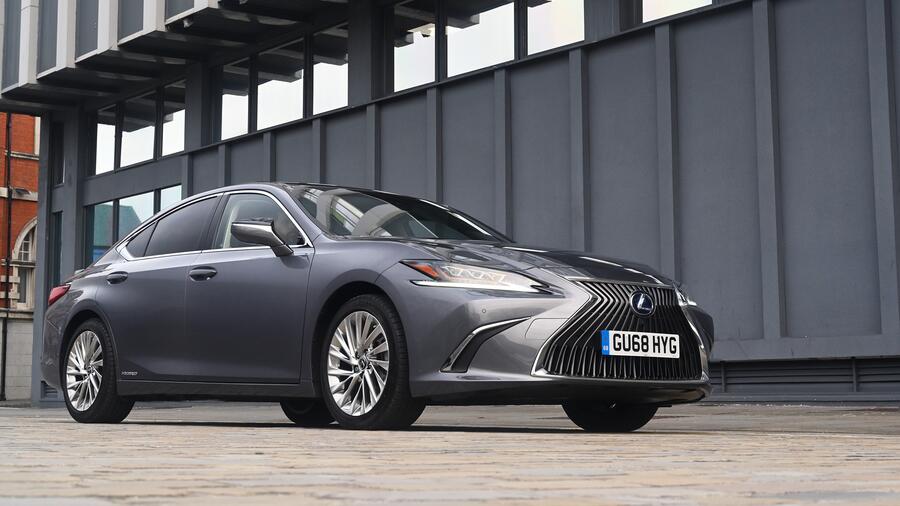 Lexus ES 300h saloon (2019 - ) review | Auto Trader UK